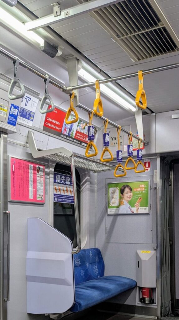 みなとみらい線開業&デビュー21周年！Y500系の内装をみる【17901MiniArticles】 | FreedomTrain