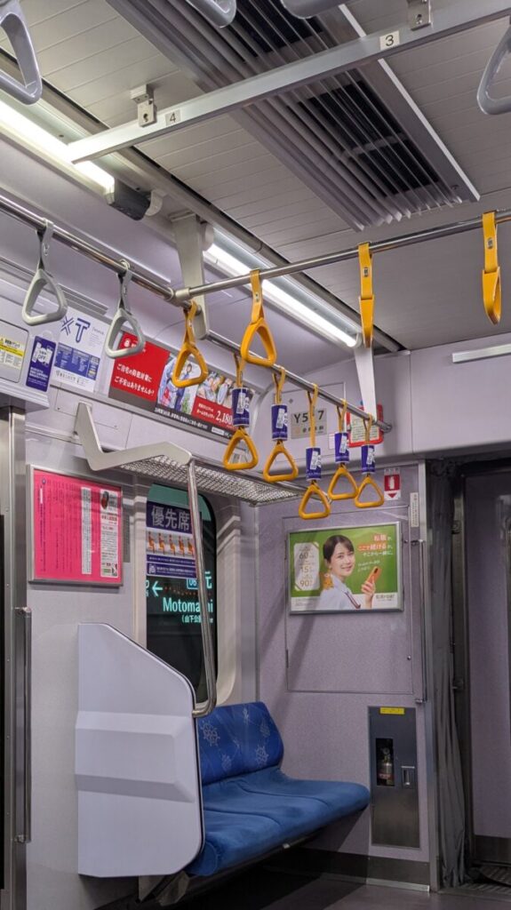 みなとみらい線開業&デビュー21周年！Y500系の内装をみる【17901MiniArticles】 | FreedomTrain